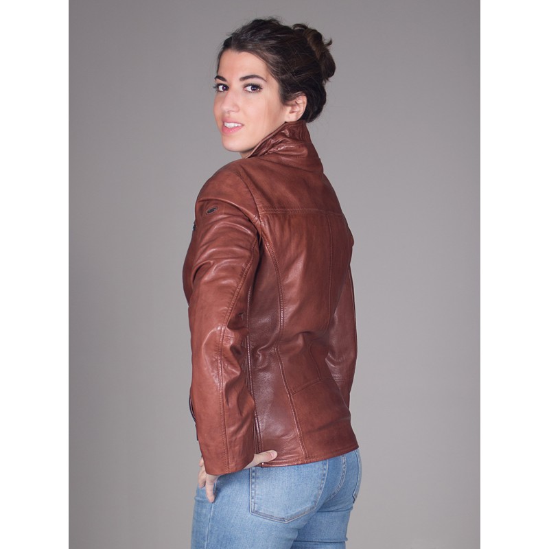 Cazadora de cuero marrón.